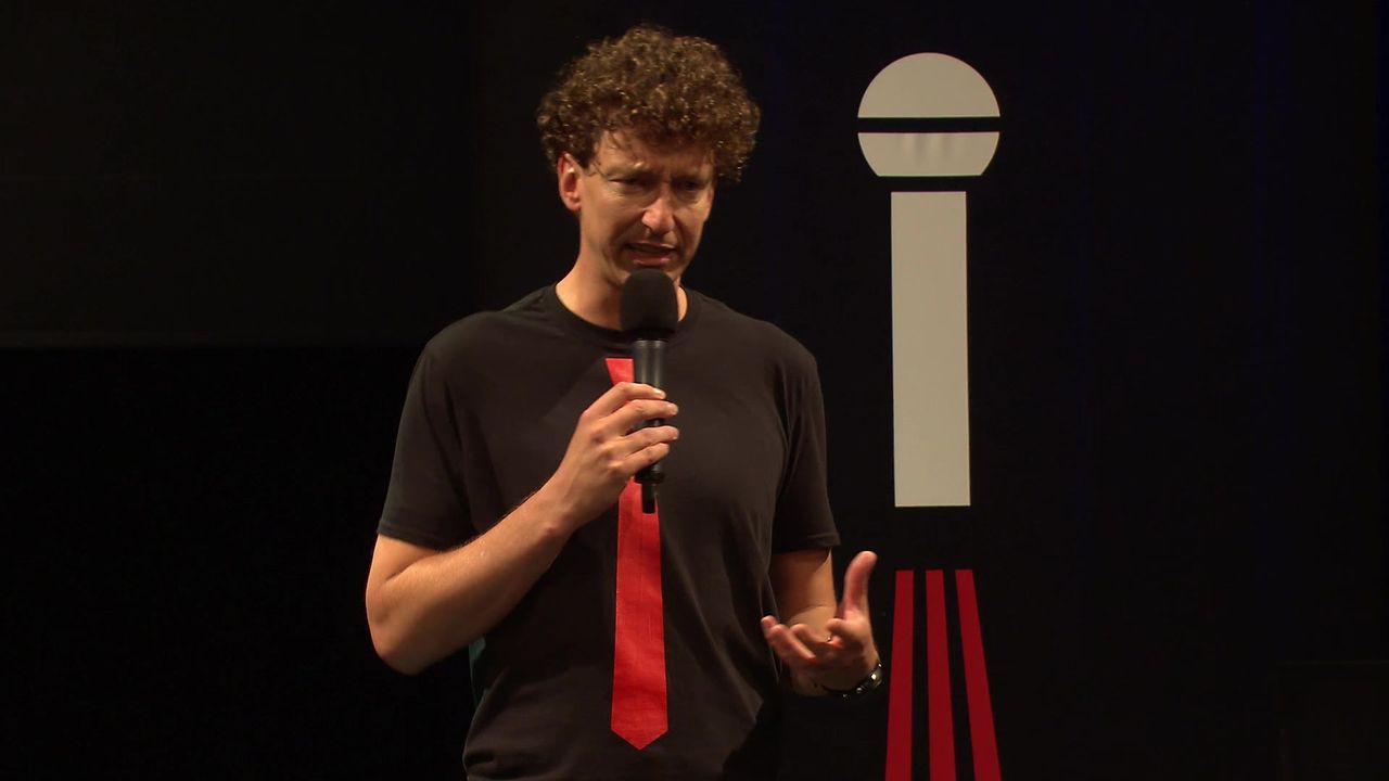 Daniel Čech má kudrnaté vlasy, které nikdo neumí ostříhat. Pomůže mu ...